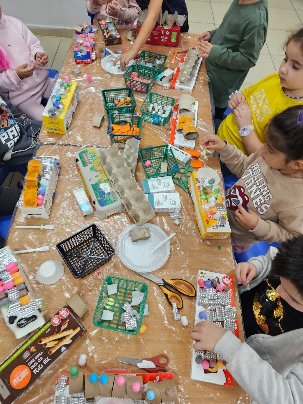 יצירות של אור לקראת חנוכה למען החיילים - רשת גני מדעים ויהדות